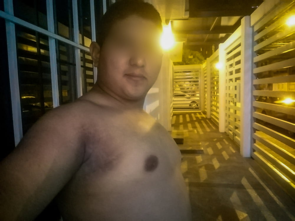 Yop Sin Camiseta En El Pasillo Del Trabajo I 25 Pics Xhamster
